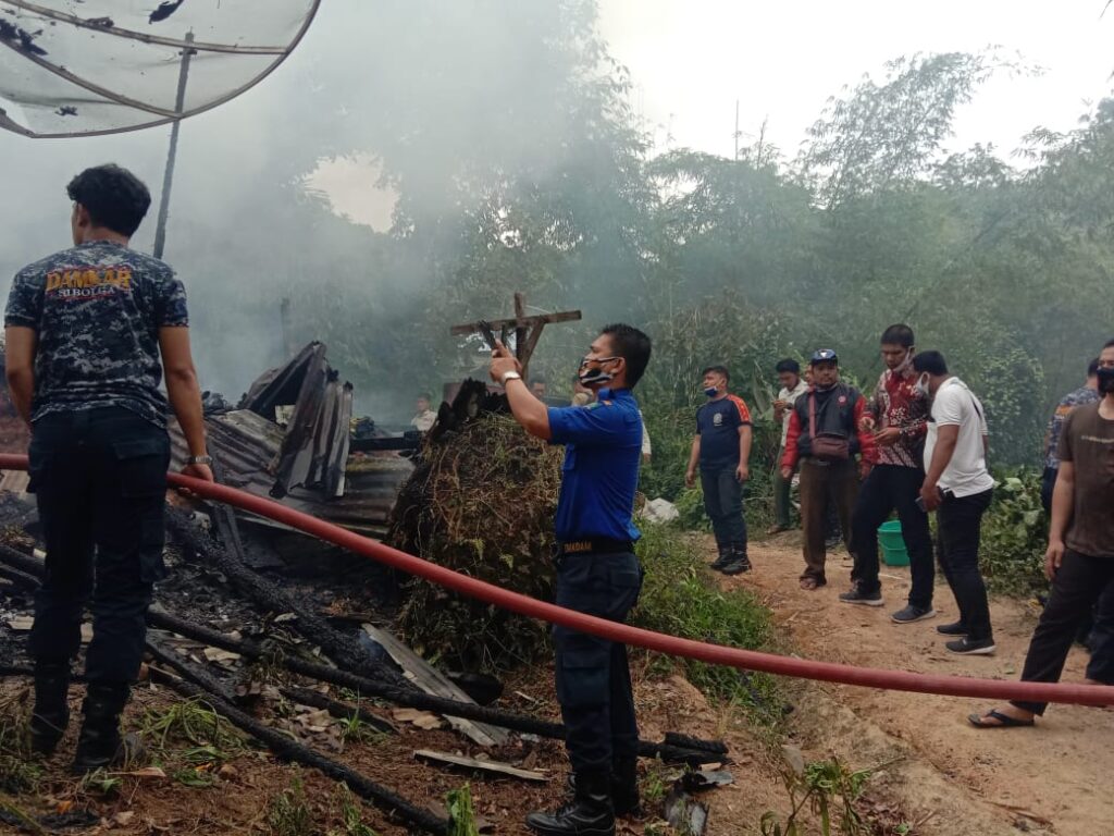 Sebuah Rumah Semi Permanen di Angin Nauli Ludes Terbakar – BicaraIndonesia.net