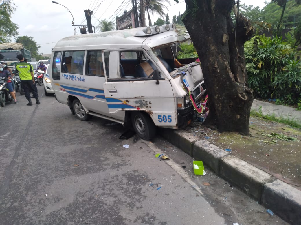 Minibus Tabrak Pohon Diduga karena Sopir Mengantuk, 2 Penumpang Terluka ... Minibus Tabrak Pohon Diduga karena Sopir Mengantuk, 2 Penumpang Terluka ...