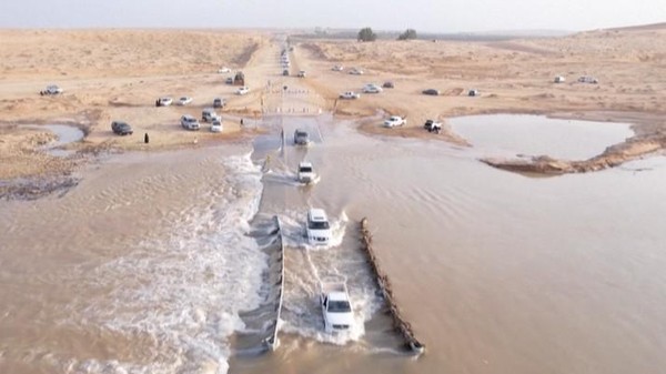 Diguyur Hujan Lebat, Tanah Tandus di Arab Saudi Jadi Danau ... Diguyur Hujan Lebat, Tanah Tandus di Arab Saudi Jadi Danau ...